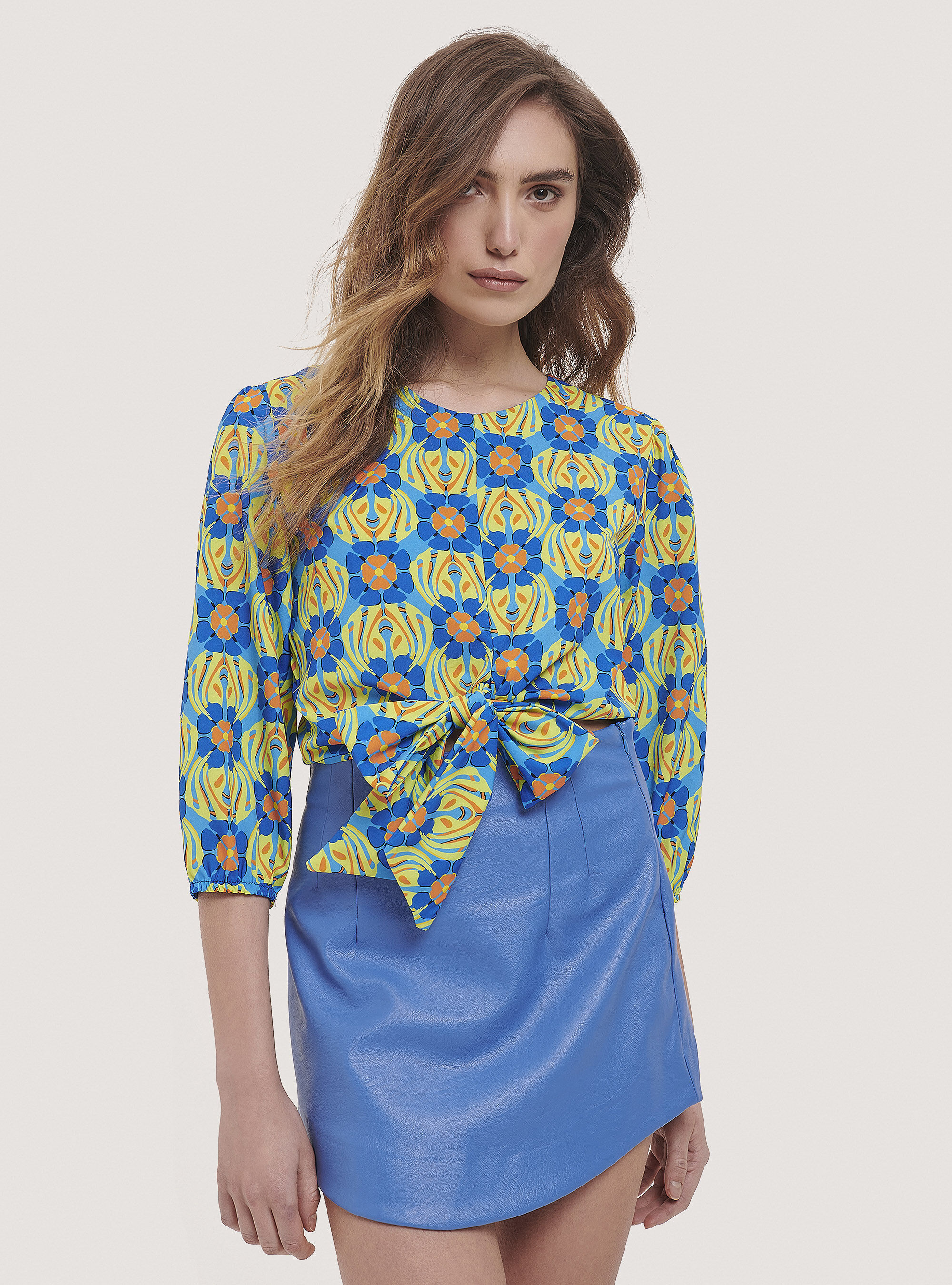 Blusa recortada con nudo y estampado floral