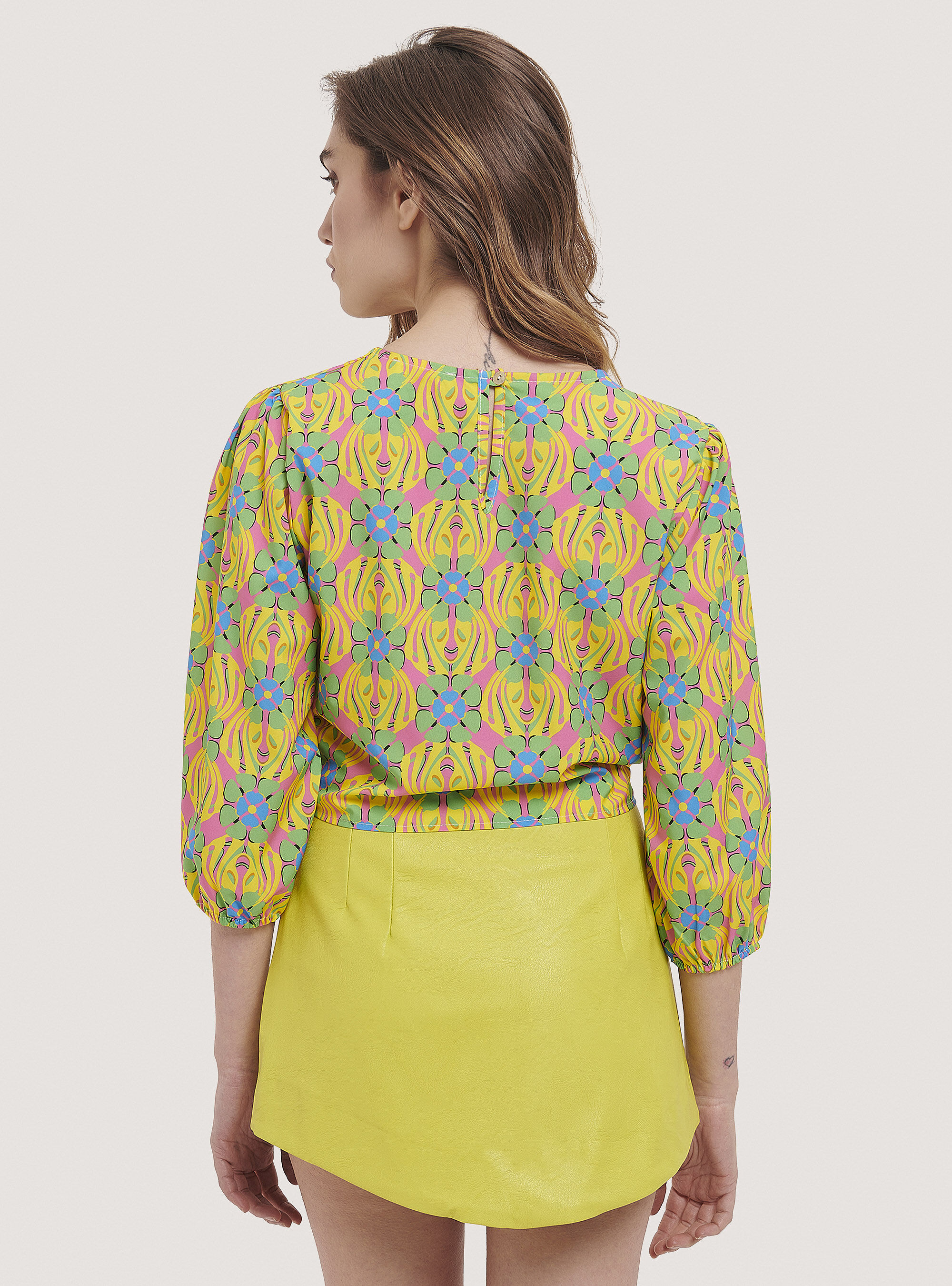 Blusa recortada con nudo y estampado floral