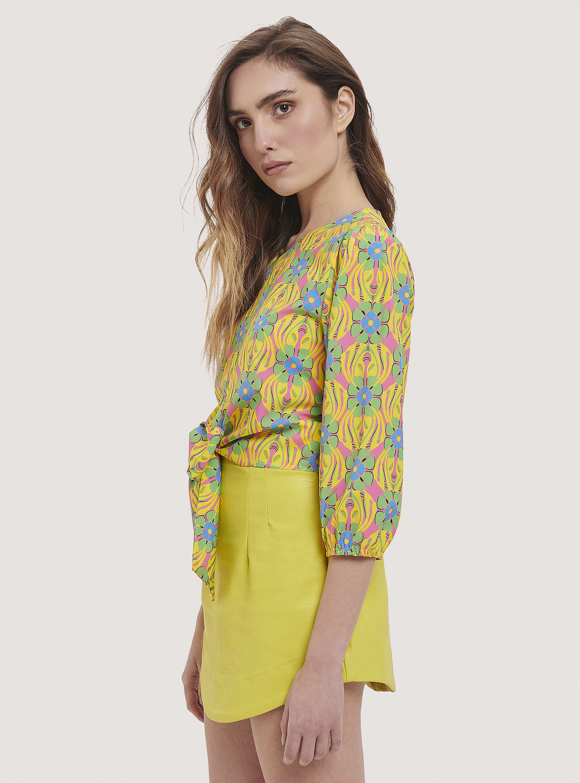 Blusa recortada con nudo y estampado floral