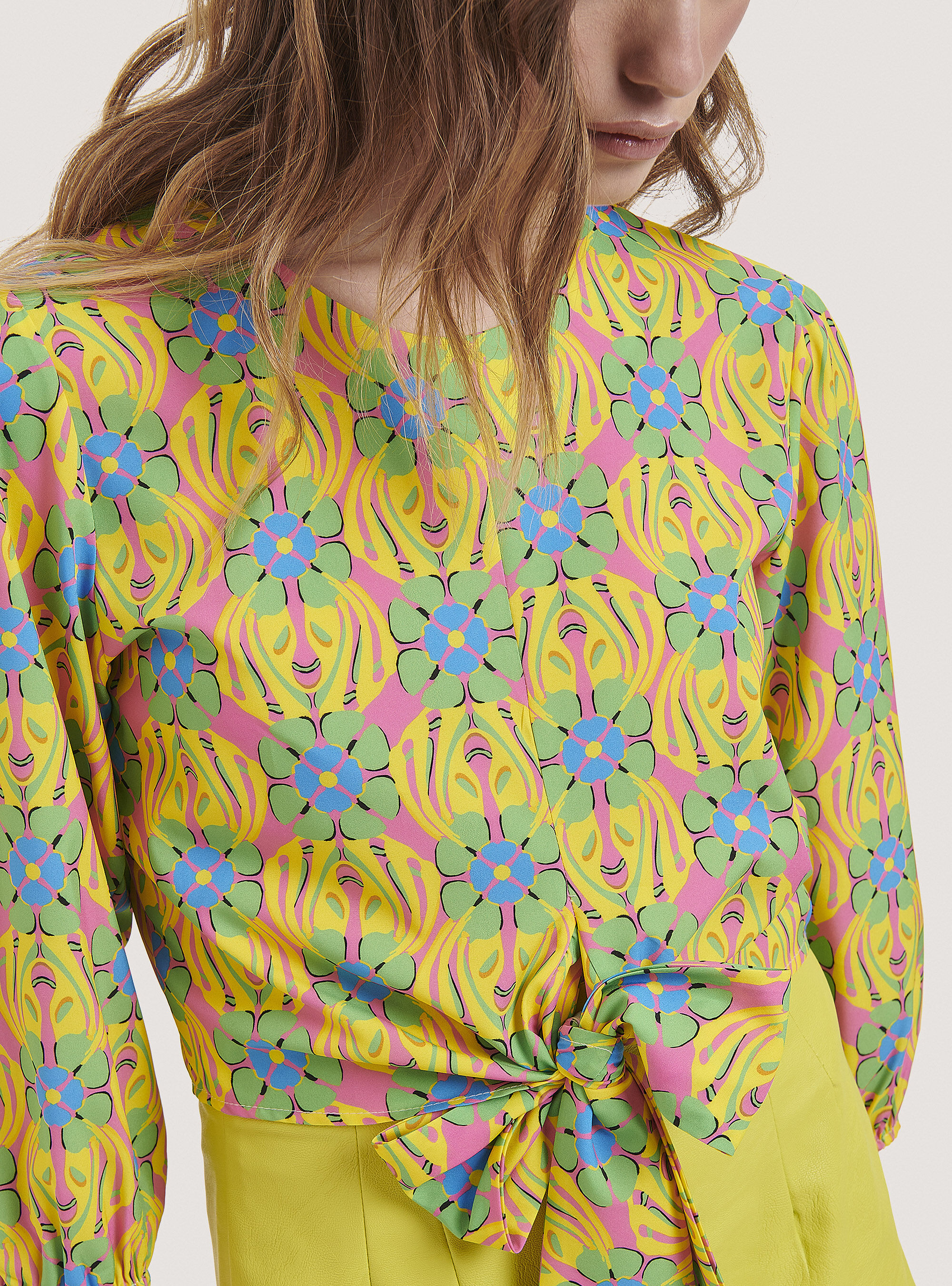 Blusa recortada con nudo y estampado floral