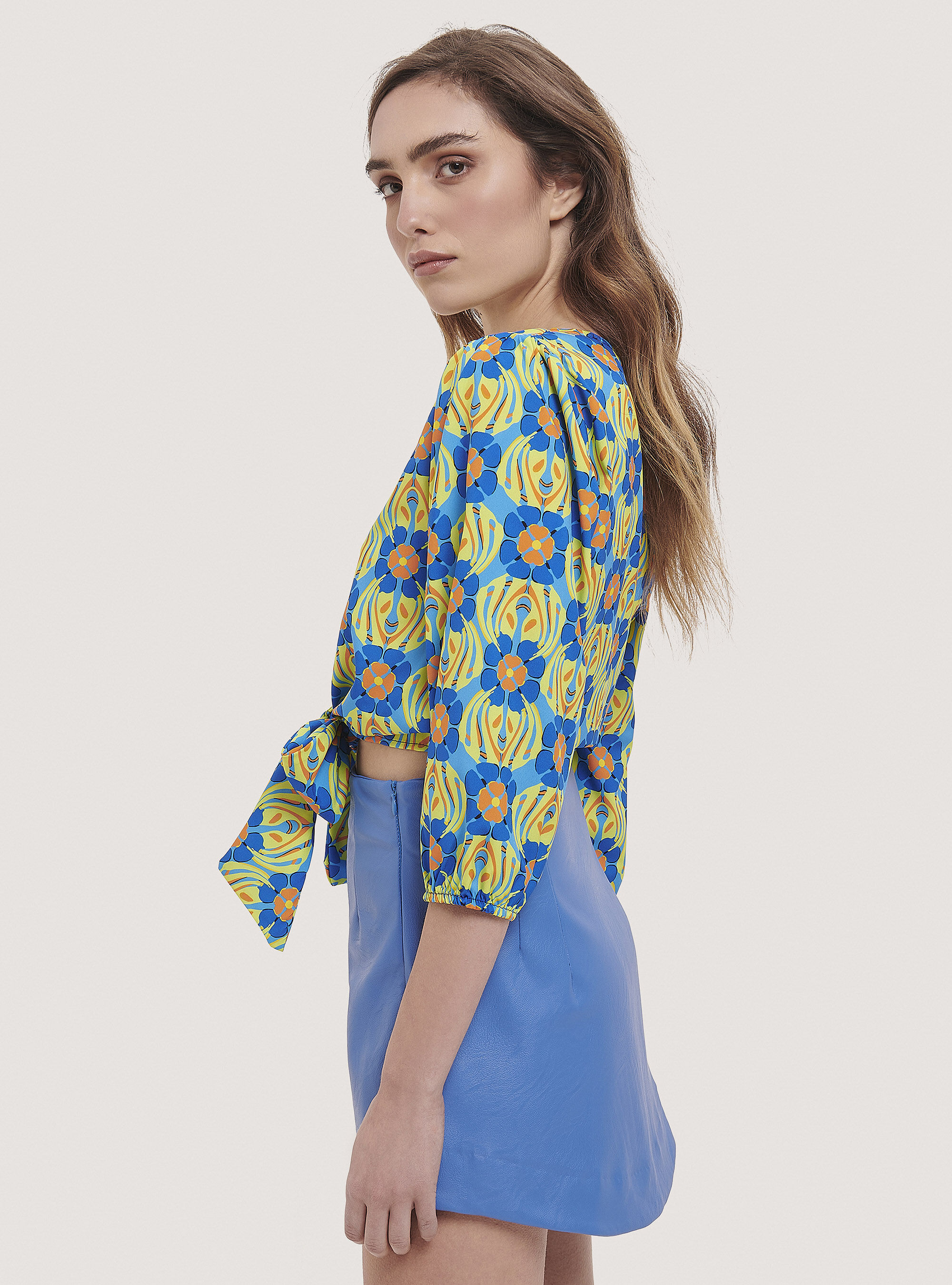 Blusa recortada con nudo y estampado floral