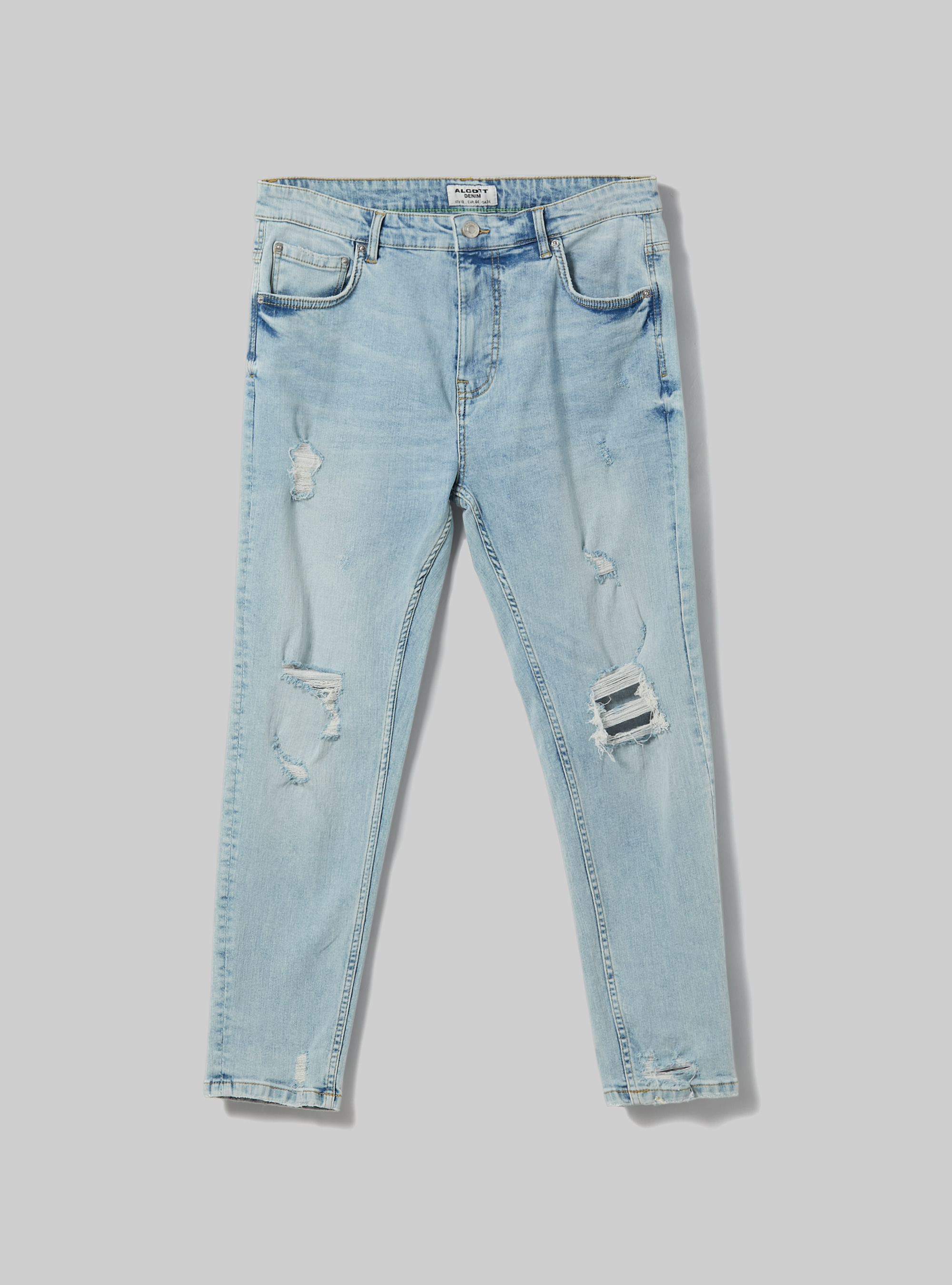 Jeans carrot fit in denim stretch con rotture
