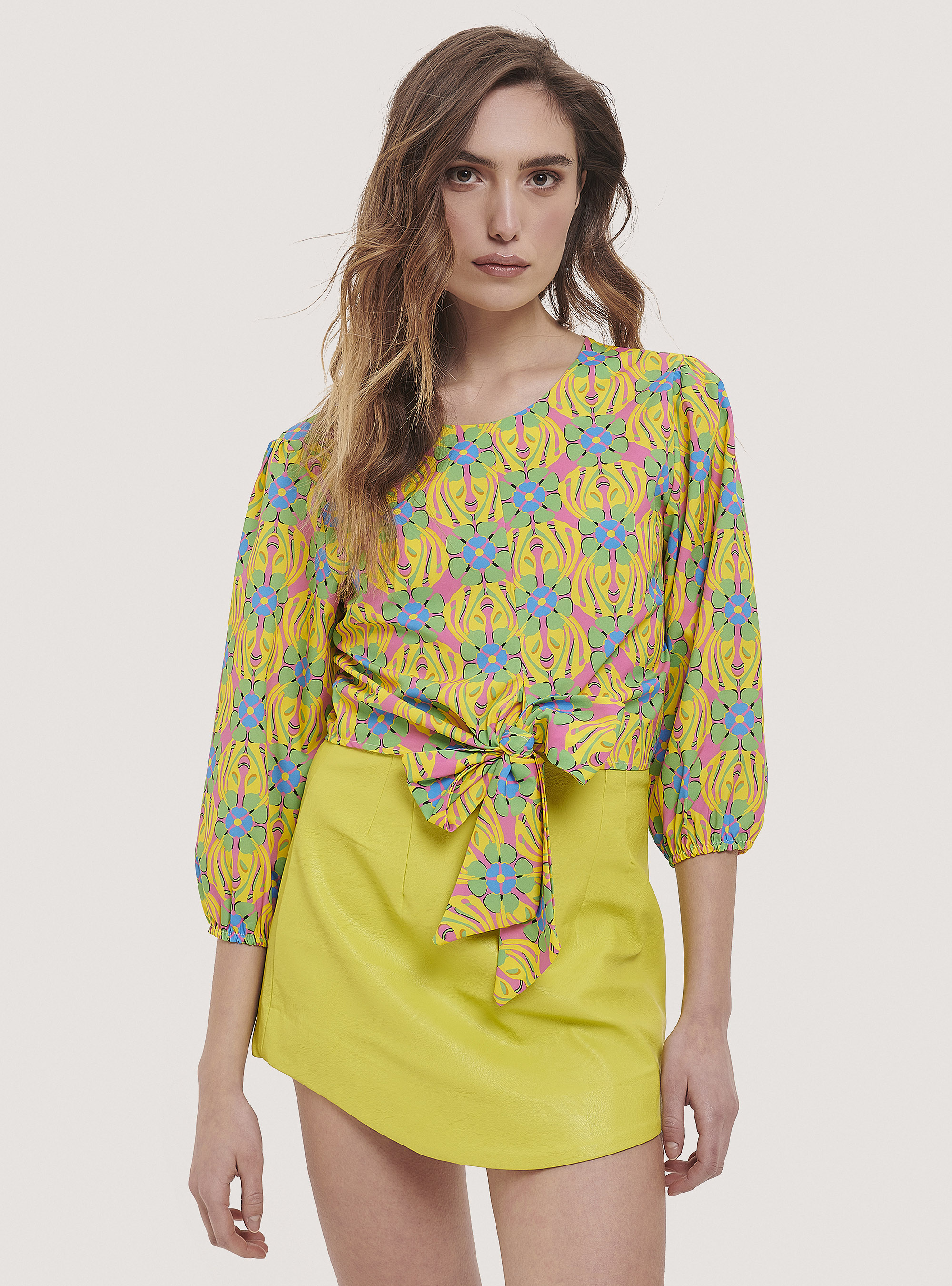 Blusa recortada con nudo y estampado floral