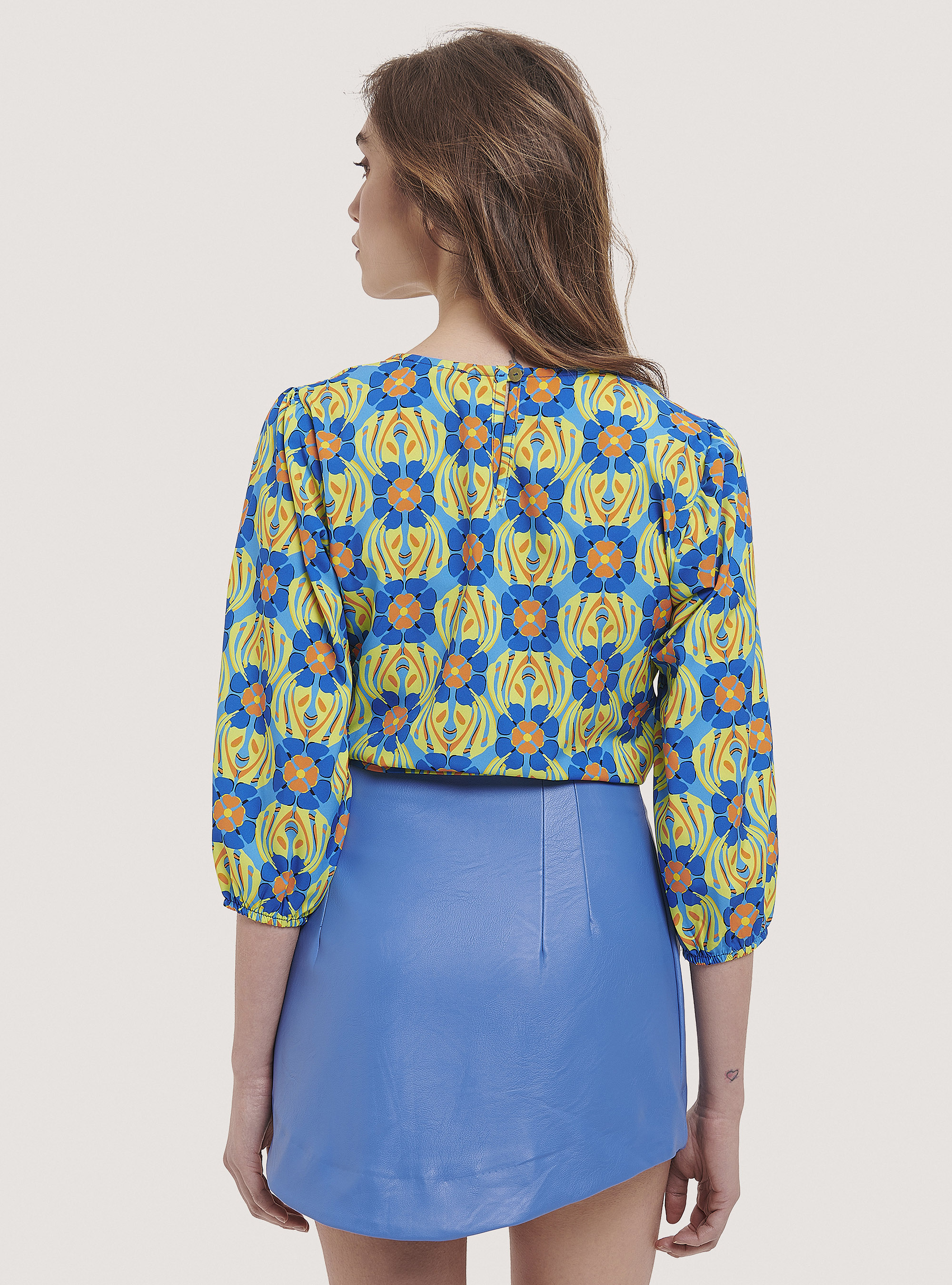 Blusa recortada con nudo y estampado floral
