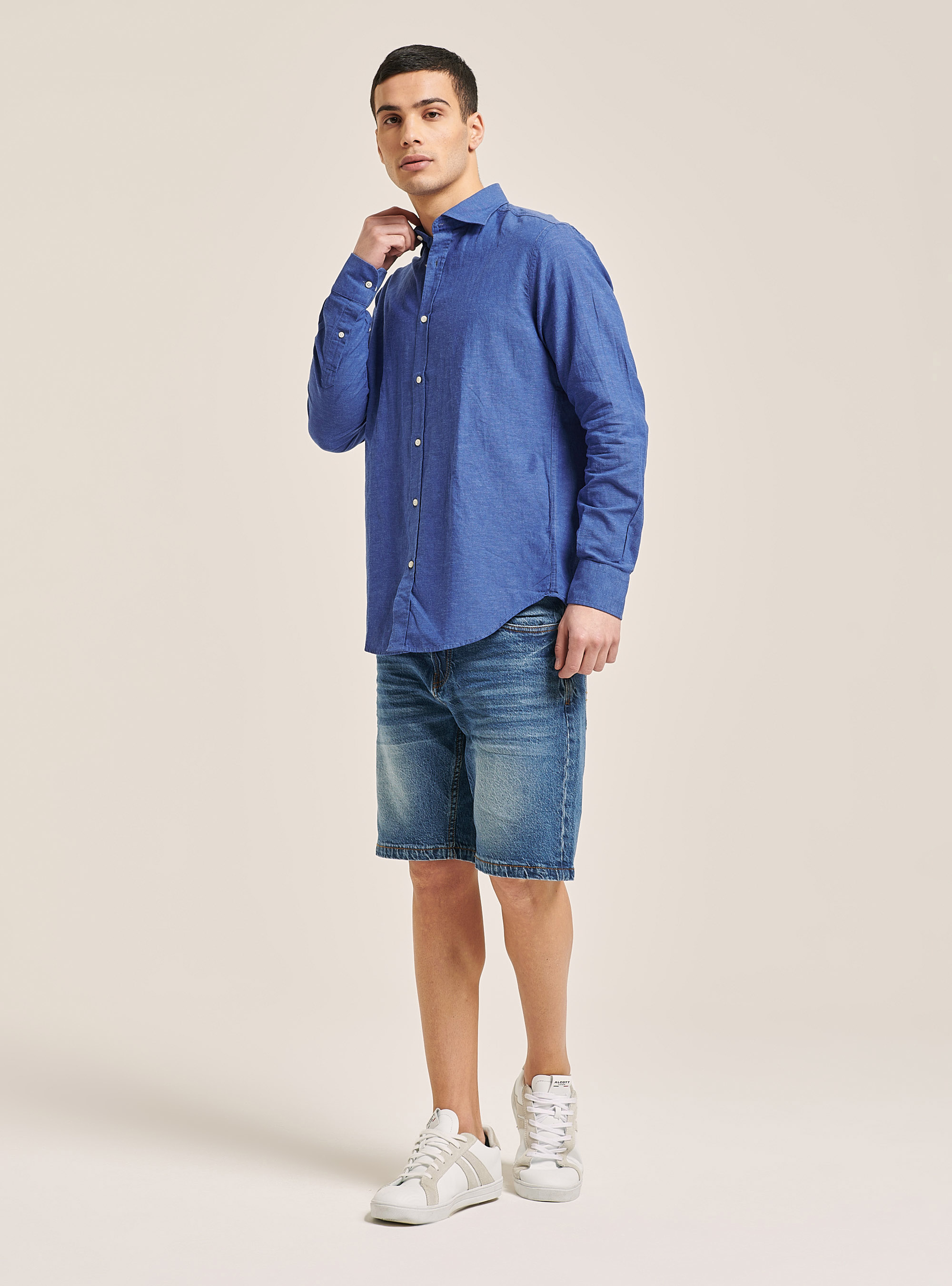 Plain linen shirt with long sleeves